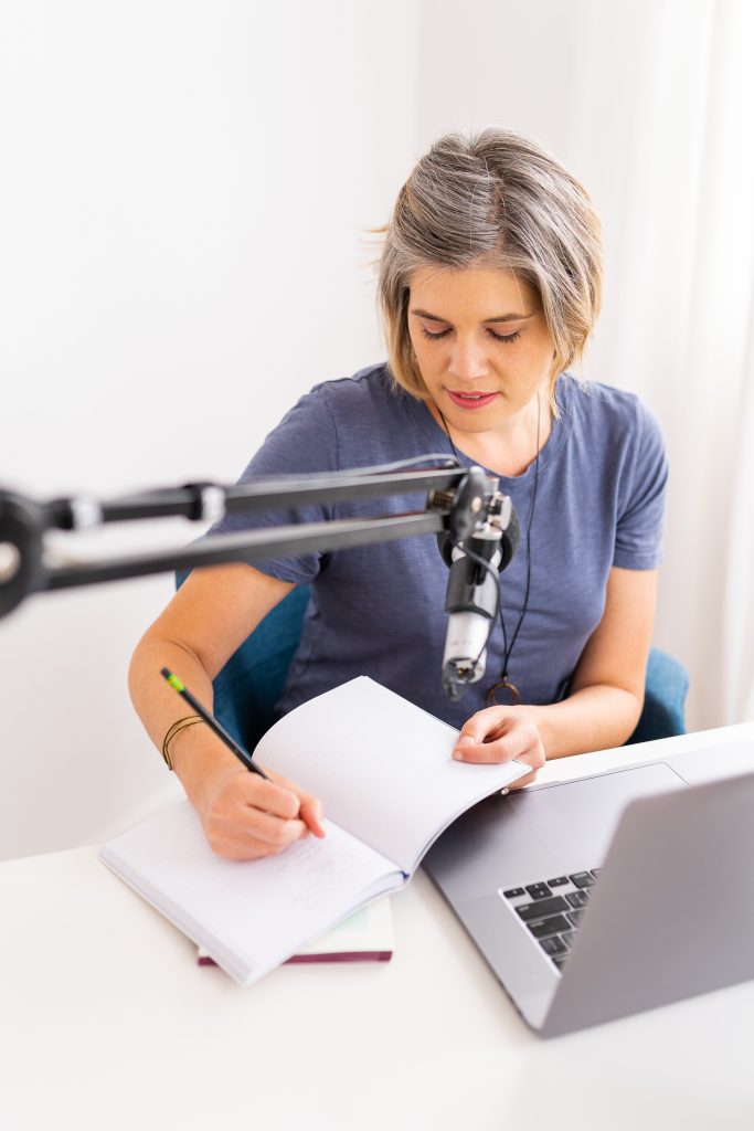 Podcast Pitch Timelines: What to Expect | Podcast Ally